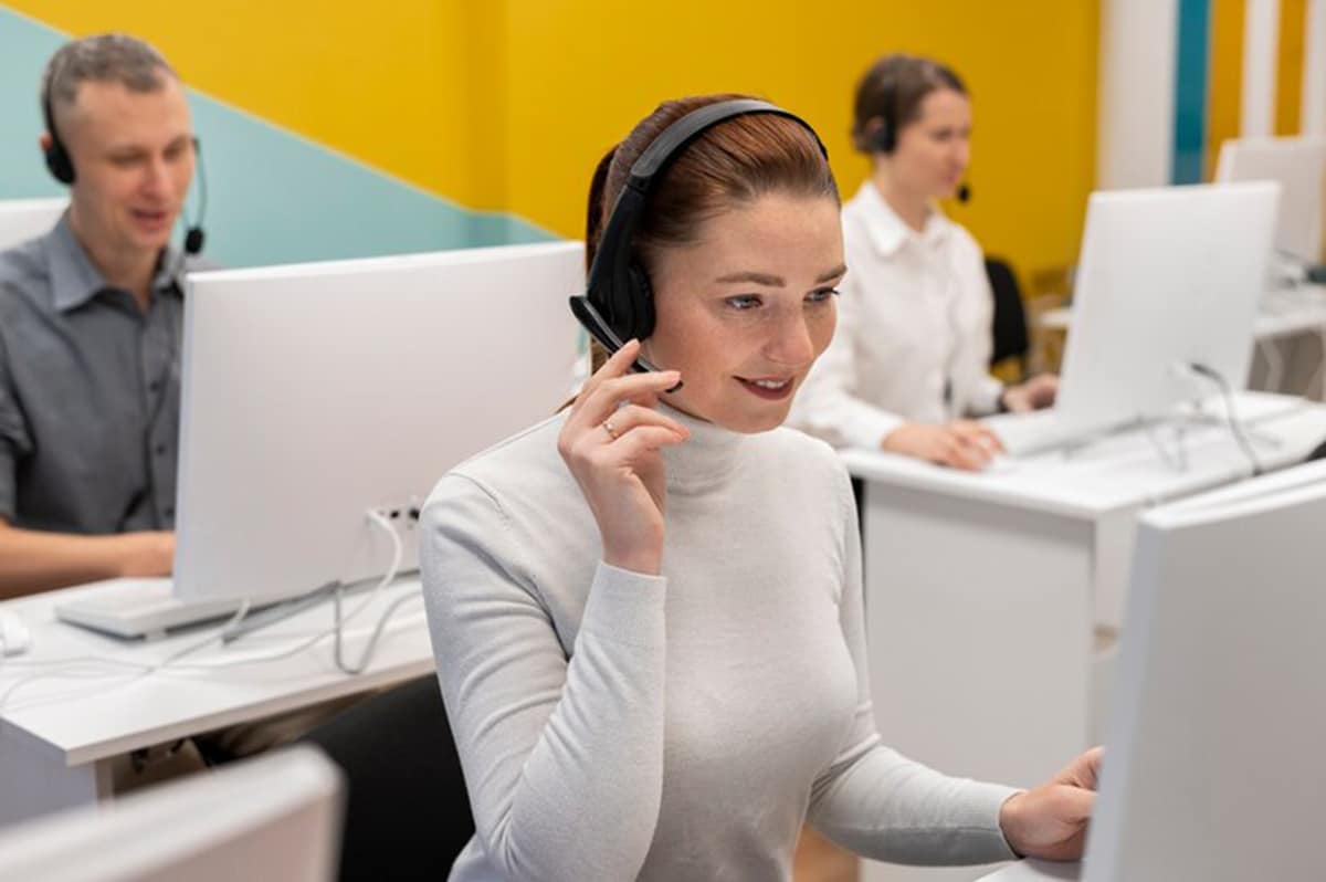 Outsourced Receptionist Services vs. In-House: Which Is Best?